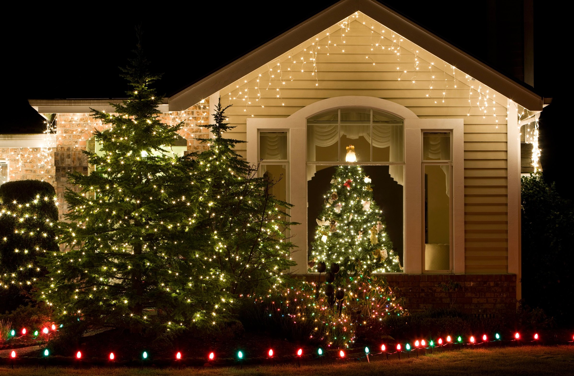 Elegant Neighborhoods With The Best Christmas Lights Photos